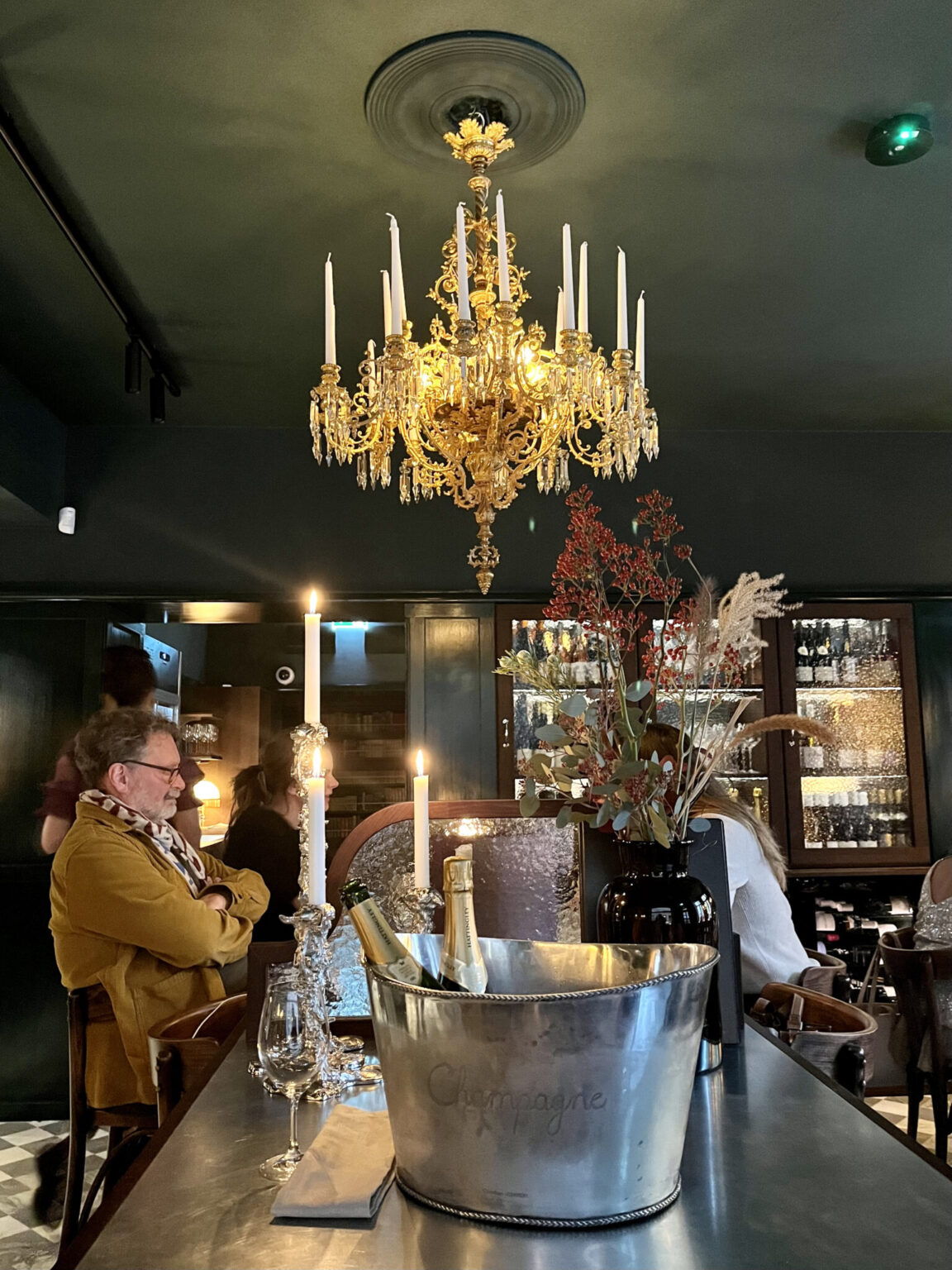 Kuvat: Hans Välimäen pub The Rook on kuin Netflix-sarjasta | Avec