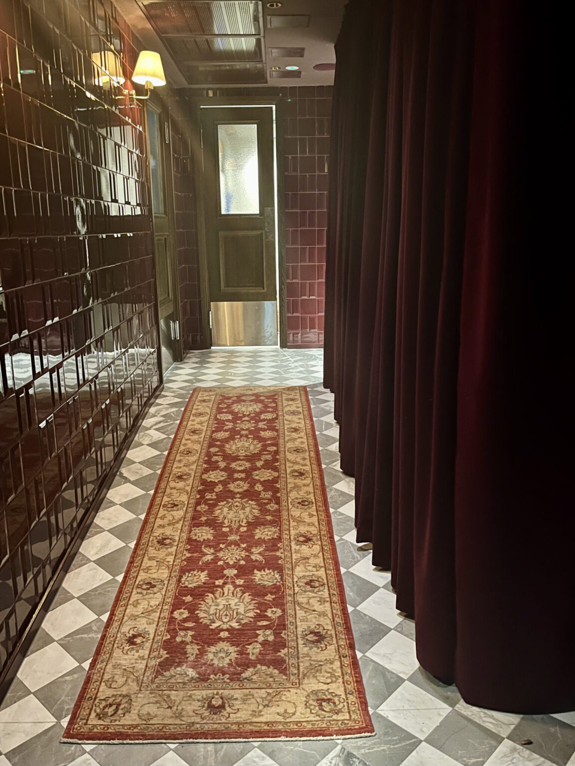 Kuvat: Hans Välimäen pub The Rook on kuin Netflix-sarjasta | Avec