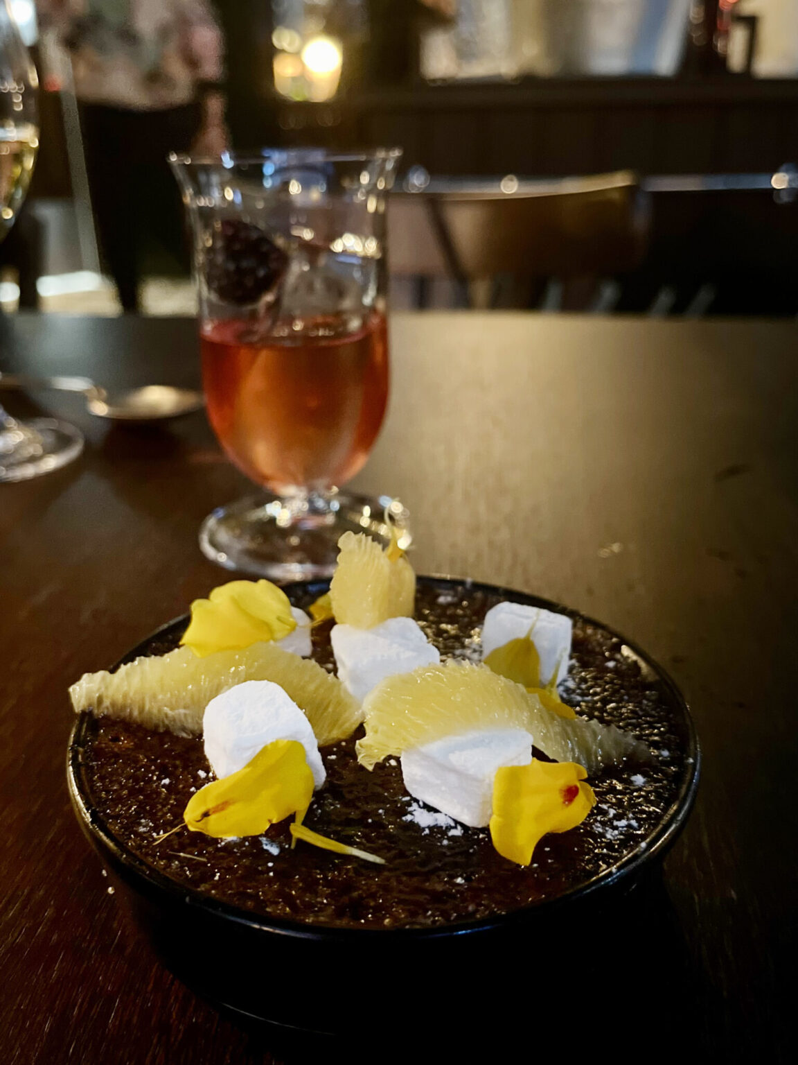 Kuvat: Hans Välimäen pub The Rook on kuin Netflix-sarjasta | Avec